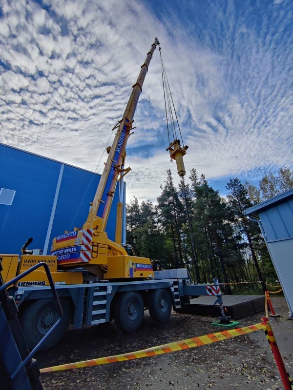 World´s largest blast cleaning robot - Sandblasting huge structures ...